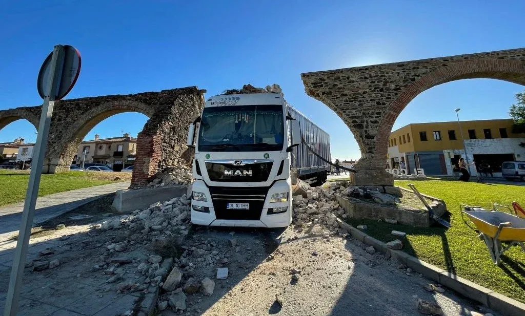 Un șofer român de TIR a distrus un monument istoric, în Spania ...