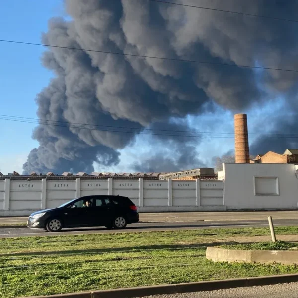 Incendiu violent la o fabrică de polistiren din Aradul Nou